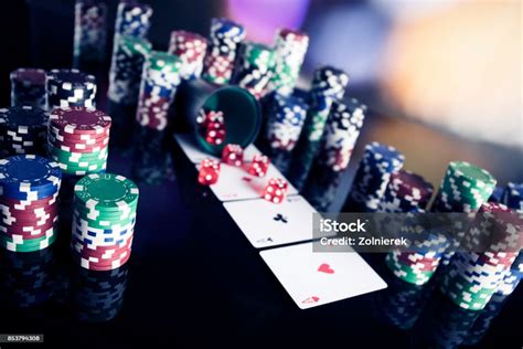 카지노 테마입니다 고대비 이미지 카지노 룰렛 포커 게임 주사위 게임 화려한 Bokeh 배경에 모든 게임 테이블 포커 칩 인쇄 술과 로고에 대 한 장소입니다 가능성에 대한