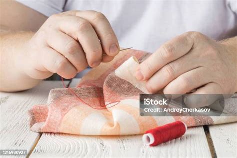 사람 바느질 바느질 및 테일러링 개념 바늘 스티치 직물에 스레드와 사람을 조정 바늘과 실로 바느질하는 손 바늘에 실을 당기는 손가락 공예에 대한 스톡 사진 및 기타 이미지