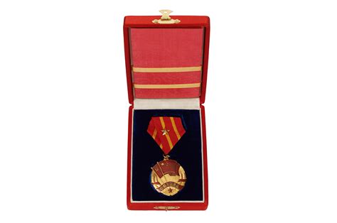 Медаль Китайско советской дружбы с удостоверением Музей российского Красного Креста