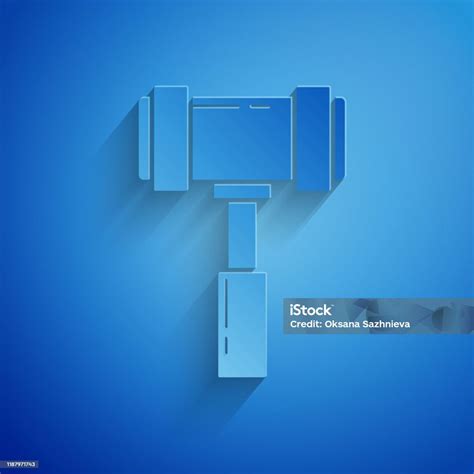 종이 컷 판사 망치 아이콘은 파란색 배경에 고립 문장과 법안 법원 정의의 판결에 대한 망치 경매 망치 종이 아트 스타일입니다 벡터 일러스트레이션 개념에 대한 스톡 벡터 아트