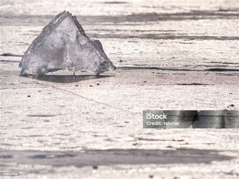 얼어붙은 바다와 작은 얼음 조각을의 블루 얼음 멀리 수평선에서 험한 섬입니다 겨울에 대한 스톡 사진 및 기타 이미지 겨울 결정체 계절 Istock