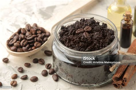 얼굴과 몸을위한 항아리에 수제 커피 스크럽 그리고 밝은 배경에 스크럽을 만들기위한 다양한 재료 스파 화장품 케어 화장품 0명에 대한 스톡 사진 및 기타 이미지 Istock