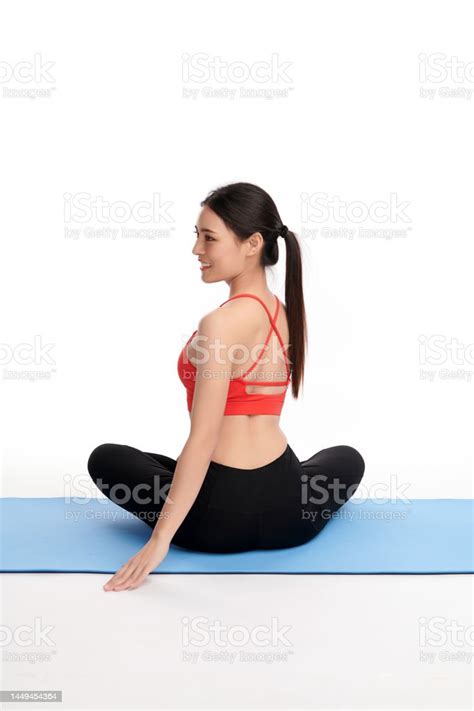 흰색 배경에 고립된 요가 연습을 하는 스포티한 젊은 아시아 여성 건강한 삶과 신체와 정신 발달 사이의 자연스러운 균형의 개념 전체 길이 25 29세에 대한 스톡 사진 및
