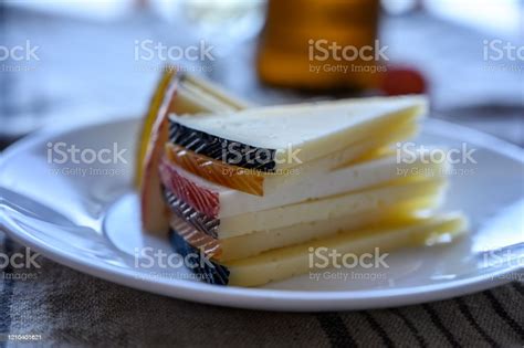 치즈 컬렉션 소와 염소 우유로 만든 스페인 만체고 치즈의 다양한 0명에 대한 스톡 사진 및 기타 이미지 0명 건강한 식생활 노랑 Istock