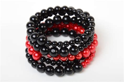 Купить Браслет на руку из бусин пластиковых наручный красный с черным ...