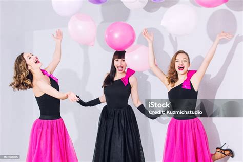 아름 다운 메이크업 미소와 함께 세 아름 다운 재미 트 렌 디 한 여성 웃음과 풍선 축 하 3 명에 대한 스톡 사진 및 기타 이미지 Istock
