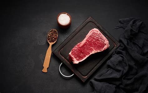 쇠고기 고기의 신선한 생 조각 검은 배경에 스트립 로인 스테이크 상단보기 대리석 고기 조각 0명에 대한 스톡 사진 및 기타 이미지 Istock