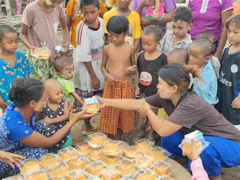 ဆားလင်းကြီးရှိ စစ်ဘေးရှောင် ပြည်သူများကို အစားအသောက်များ ကျွေးမွေးလှူဒ