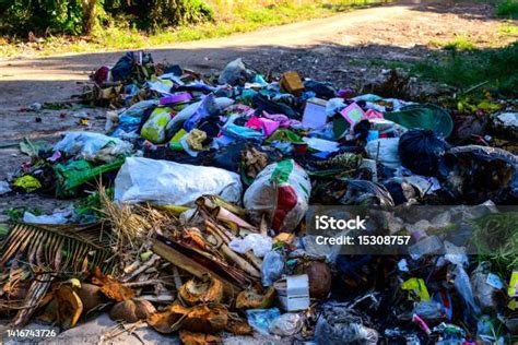 작은 마을의 쓰레기 오염을 소각하고 잘못 폐기한 오염의 원천및 질병을 확산시켰다 쓰레기로 인한 쓰레기 를 공기 속으로 태우는 연기 마을에 대한 스톡 사진 및 기타 이미지
