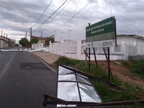 Chuva Destelha Centro De Saúde Em Construção E Derruba árvores Em