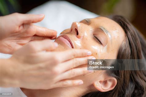 미용실에서 젊어지는 스킨케어 페이스 마스크 트리트먼트를 즐기는 여성 사람 얼굴에 대한 스톡 사진 및 기타 이미지 사람 얼굴 탕치 요양 2명 Istock