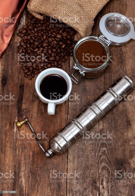 나무 테이블에 커피 의 가방 커피 콩은 항아리에 갈아 수동 커피 분쇄기 맨 위 보기 텍스트의 장소 갈색 배경입니다 팩에 커피를