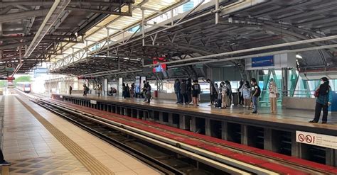 건축 기다리는 기차 기차 선로 기차역 대중교통 사람 승객 통근하는 사람 플랫폼에 관한 무료 스톡 동영상