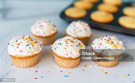 흰색 프로스팅이 있는 컵케이크와 흰색 대리석 표면에 뿌려주세요 0명에 대한 스톡 사진 및 기타 이미지 0명 다중 색상 달콤한 음식 Istock