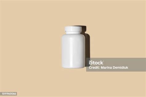 흰색 보충 병입니다 의학 모형 빈 라벨 비타민 템플릿입니다 천연 유기농 바이오 알약 항아리 베이지색 스튜디오 컬러 배경입니다 명확한 포장 평면도 평평하게 누워 있습니다