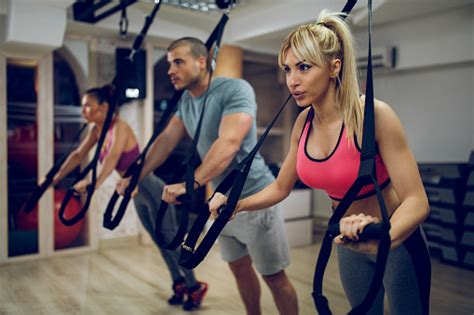 Trx 서 스 펜 션 교육사람들이 팔과 다리 운동을 하 고 3 명에 대한 스톡 사진 및 기타 이미지 3 명 건강한 생활방식 결심 Istock