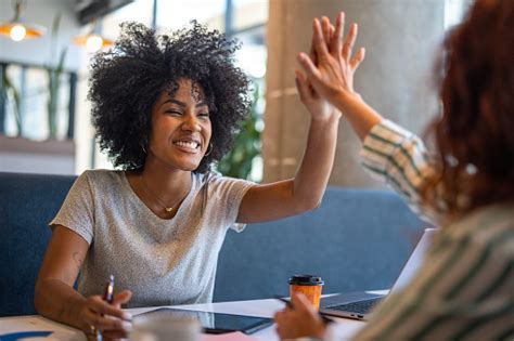 젊은 아프리카계 미국인 사업가가 사무실 안에서 동료와 하이파이브를 하는 중간 장면 2명에 대한 스톡 사진 및 기타 이미지 2명 30 34세 40 44세 Istock