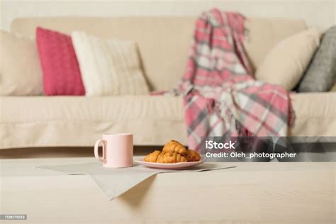 격자 무늬 컬러풀 한 베개 및 크 로커 산이 있는 커피와 함께 하는 베이지색 소파 거실 0명에 대한 스톡 사진 및 기타 이미지 Istock