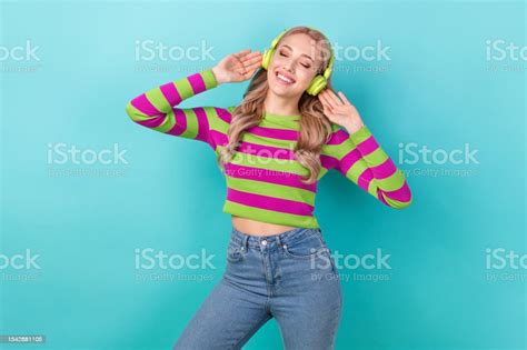 줄무늬 스웨터를 입은 귀여운 사랑스러운 여자의 사진 닫힌 눈 감고 음악 헤드폰을 즐기며 격리된 청록색 배경 Dj에 대한 스톡 사진 및 기타 이미지 Istock