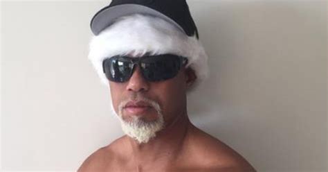 골프황제 우즈 웃통벗고 메리 크리스마스