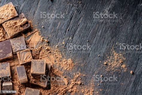 나무 배경에 코코아 가루와 함께 쓴 어두운 초콜렛의 조각 텍스트에 대 한 공간을 가진 카드 0명에 대한 스톡 사진 및 기타 이미지 Istock