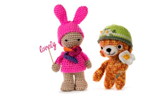 흰색 바탕에 꽃과 모자를 입고 사랑 스 럽 고 코 바늘 곰 기호를 들고 여자 크로 셰 뜨개질 아가미 Handmade 0명에 대한 스톡 사진 및 기타 이미지 Istock