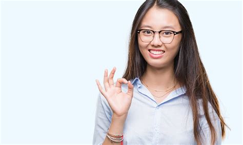젊은 아시아 비즈니스 여자 격리 된 배경 손과 손가락으로 Ok 사인을 하 고 긍정적인 미소에 안경 착용 성공적인 식입니다 경영자에 대한 스톡 사진 및 기타 이미지 Istock