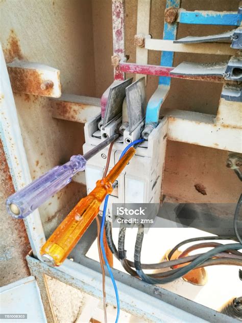 Pemutus Arus Industral Tugas Berat Dengan Kabel Listrik Foto Stok Unduh Gambar Sekarang Istock