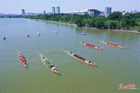 南京玄武湖上赛龙舟 光明网