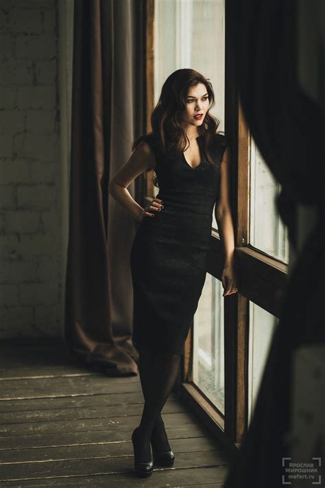 фотосессия в студии в москве девушка в черном платье с красными губами фото Девушка в платье