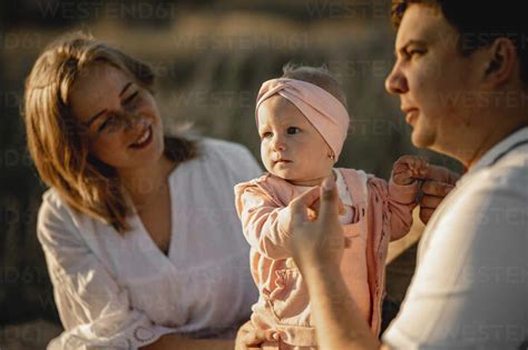 Glückliche Mutter und Vater mit süßer Tochter im Park lizenzfreies Stockfoto
