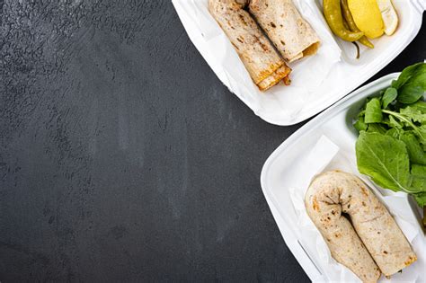 Tavuk Tantuni Durum 터키 요리 도너 케밥 플라스틱 팩 용기 배달 도시락 검은 색 어두운 돌 테이블 배경 평면도 텍스트 복사 공간 0명에 대한 스톡 사진 및