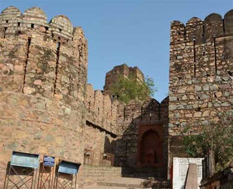 Rani Laxmi Bai Summer Palace Fort Barua Sagar Fort Travel This Monsoon