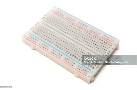 Breadboard Elektronik Terisolasi Di Latar Belakang Putih Breadboard Digunakan Untuk Prototyping