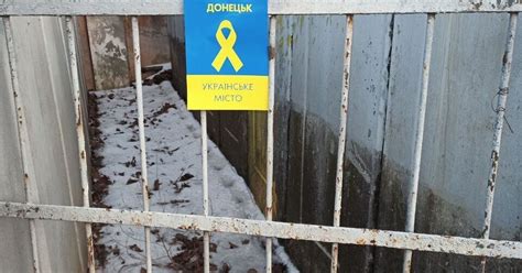 Жовта Стрічка Активісти руху Жовта Стрічка розклеїли проукраїнські листівки в окупованому