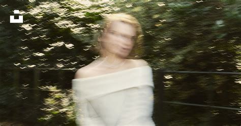 하얀 드레스와 빨간 부츠를 신은 여자 사진 Unsplash의 무료 실험적인 이미지