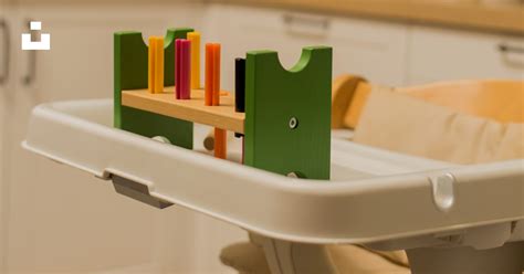 카운터 옆 부엌에 있는 아기의 유아용 의자 사진 Unsplash의 무료 갈색 이미지