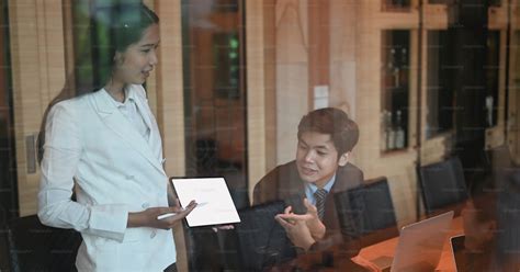 회의실에서 디지털 태블릿 빈 화면을 보여주는 사업가 사업가의 회의 사진 Unsplash의 컴퓨터 이미지