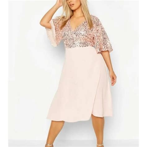 Шикарне вечірнє плаття сукня міді в пайєтки рукава крила ві бренду Boohoo — ціна 586 грн у