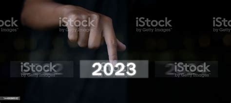 2023년을 환영합니다 가상 화면에서 버튼을 누르는 사업가 2023년 새해 1월에 대한 스톡 사진 및 기타 이미지 1월 2023년 가리키기 Istock