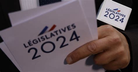 Во Франции со второго тура досрочных парламентских выборов снялись около 100 кандидатов