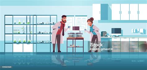 과학자 부부는 분석기 기계 과학 의학 개념 현대 실험실 내부 전체 길이 수평을 사용하여 균일 한 혈액 샘플 남자 여자와 시험관을 들고 기계류에 대한 스톡 벡터 아트 및 기타