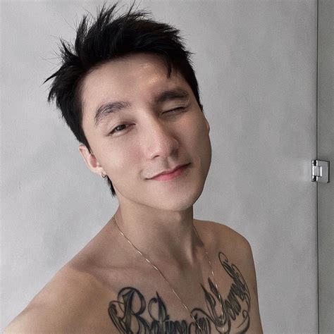 Sơn Tùng kiểu tóc Cứ đổi kiểu tóc là tiện khoe luôn hình xăm trên ngực