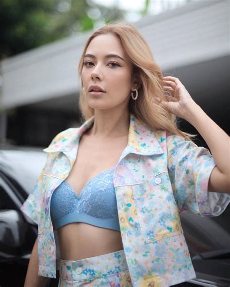 แซมมี่ เคาวเวลล์ มาเหนือ แต่งผีมัมมี่สุดเซ็กซี่เล่นเวกเซิร์ฟ ฮาโลวีนนี้ชนะไปเลยค่ะ