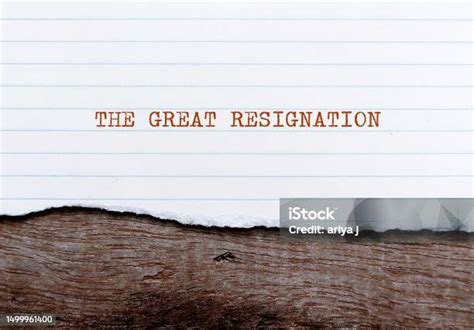 텍스트가 있는 나무 배경에 찢어진 메모지 The Great Resignation 2021년 팬데믹 연도에 수백만 명의 근로자가 역사적인 속도로 직장을 그만두거나 퇴사하는