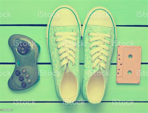 오디오 카세트 게임 패드 청록색 파스텔 배경에 운동 화 신발 구식 기술 평면도 평평한 누워 Brand Name Video Game에 대한 스톡 사진 및 기타 이미지 Istock