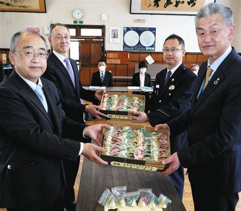 クマよけの鈴を新入生に 防犯協会連など木曽郡学校長会に寄贈中日新聞Web