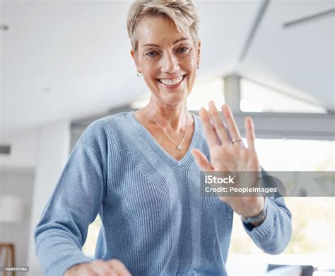 고위 여성 손과 손을 흔들며 화상 통화 집 줌 회의 또는 집이나 캐나다 집에서 소셜 네트워킹 커뮤니케이션 초상화 미소 행복한 은퇴 노인 인사 제스처 4k해상도에 대한 스톡