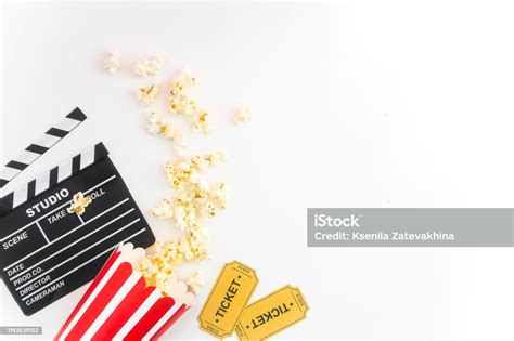 시네마 파티 개념입니다 영화 티켓 클래퍼 보드 팝 옥수수와 흰색 배경에 3d 안경 플랫 레이 누워있기에 대한 스톡 사진 및 기타 이미지 Istock