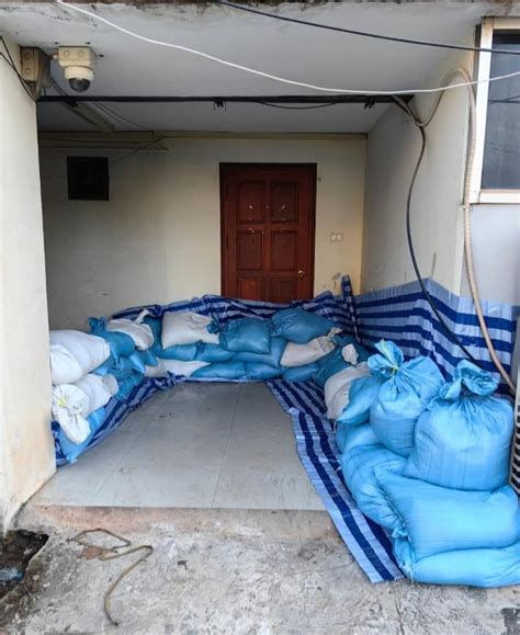 Mpt ສູນອິນເຕີເນັດແຫ່ງຊາດ ປ້ອງກັນນ້ຳຖ້ວມ ອ້ອມອາຄານ